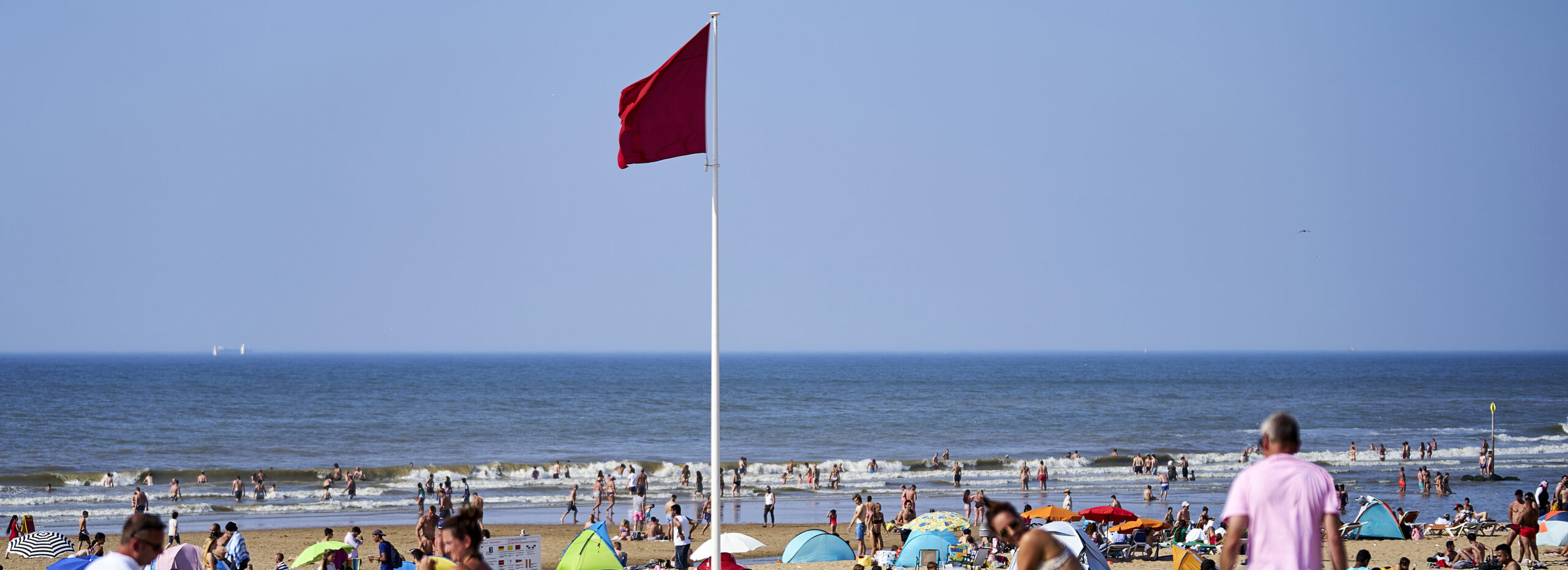 Rode vlag op het strand? Dit is de betekenis van de verschillende ...