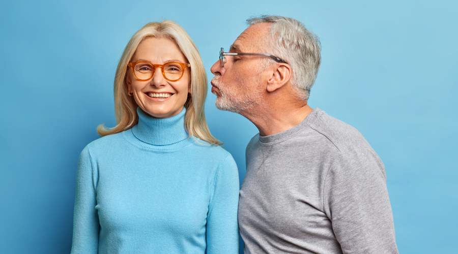 Komt de 3 zoenen begroeting terug? - MAX Vandaag