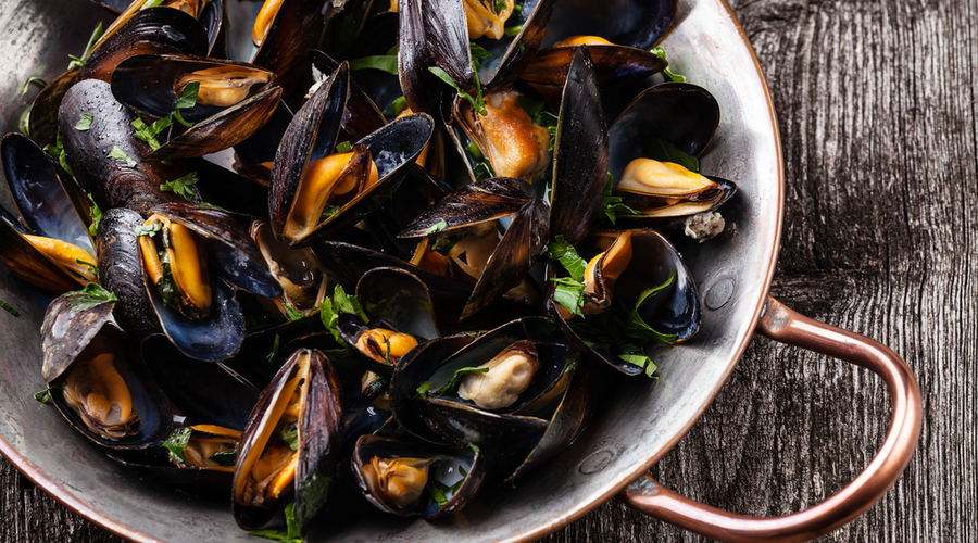 Hoe zit het? Waarom komen mosselen vaak pas in september op tafel ...