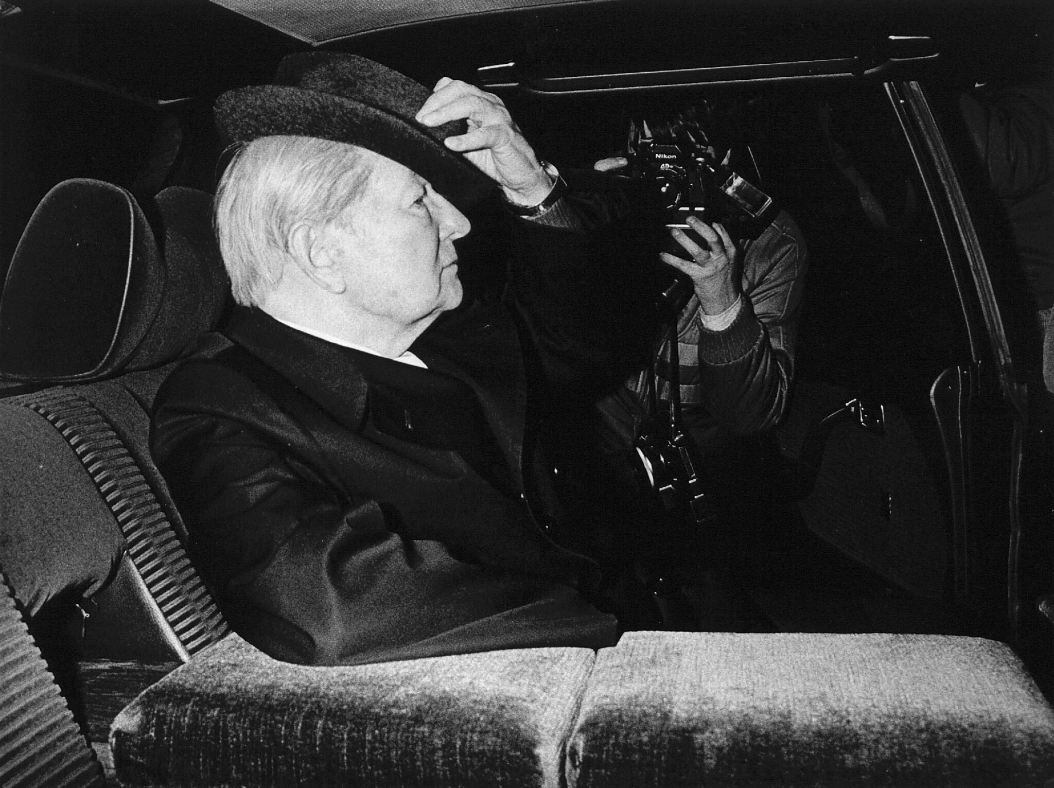 De arrestatie van oorlogsmisdadiger Pieter Menten op 6 december 1976 ...