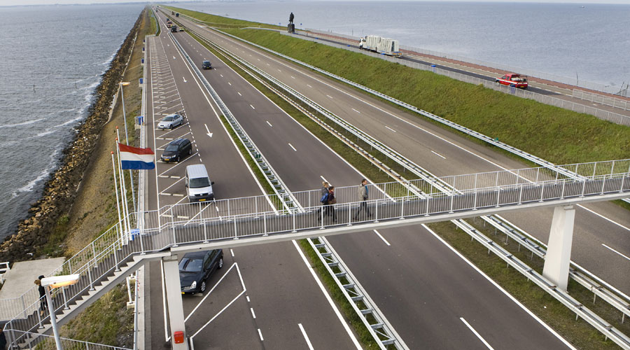 De Afsluitdijk biedt al 90 jaar lang bescherming tegen overstromingen ...