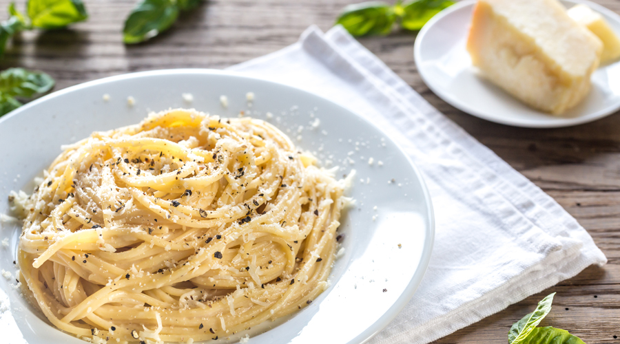 Kaas door de pasta? Zo voorkomt u dat het klontert - MAX Vandaag