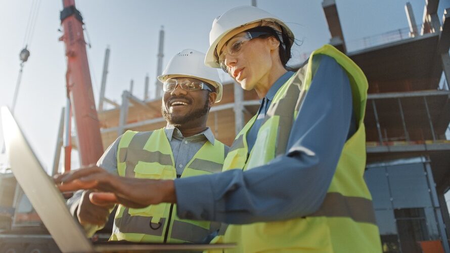 Hoe zit het? Waarom beginnen bouwvakkers zo vroeg op de dag? - MAX Vandaag