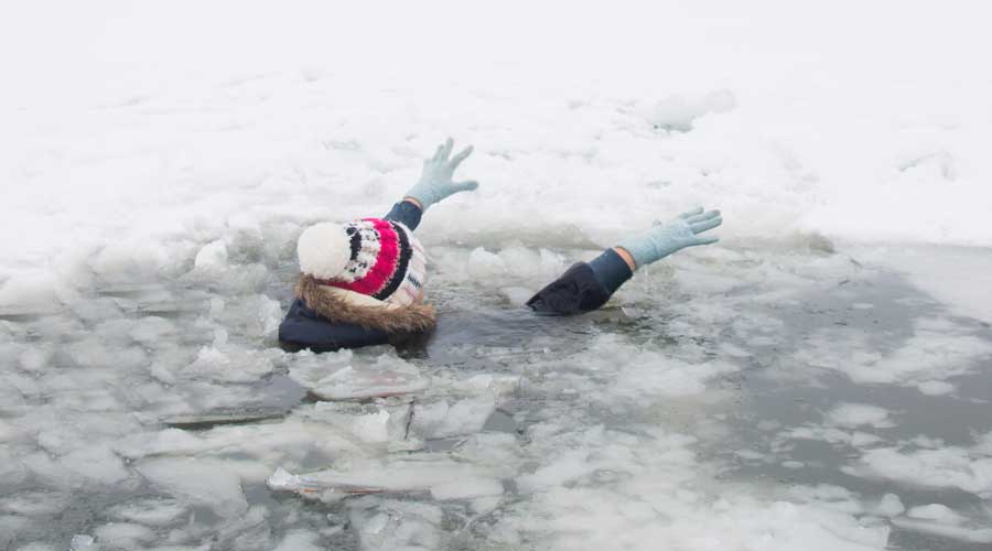 Door het ijs gezakt? Dit moet u wel en niet doen om uit een wak te ...
