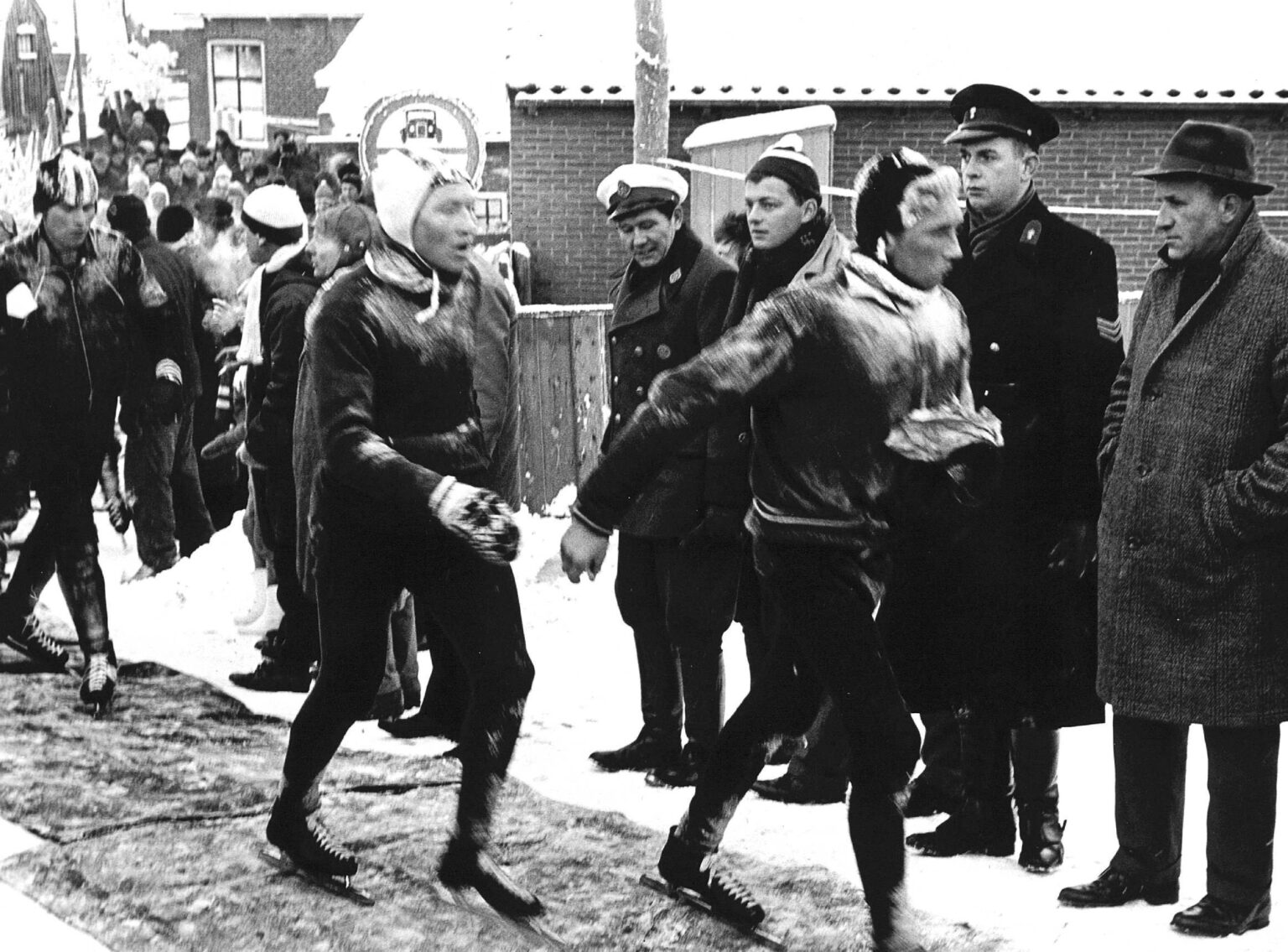 Reinier Paping wint de legendarische Elfstedentocht van 1963 - MAX Vandaag