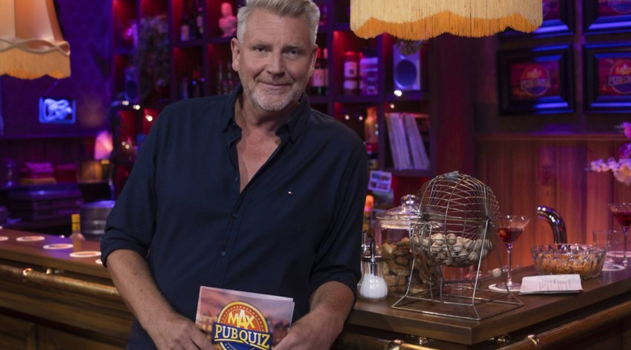 Sybrand Niessen duikt de kroeg in voor een nieuw seizoen MAX PubQuiz ...