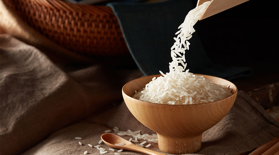 Zet een kommetje rijst in de kledingkast om muffe geurtjes te voorkomen ...