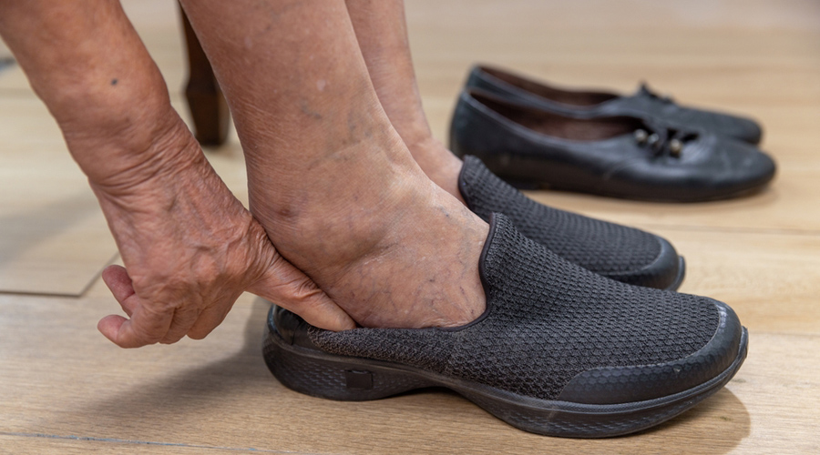 Een maat groter? Zo veranderen uw voeten naarmate u ouder wordt - MAX ...