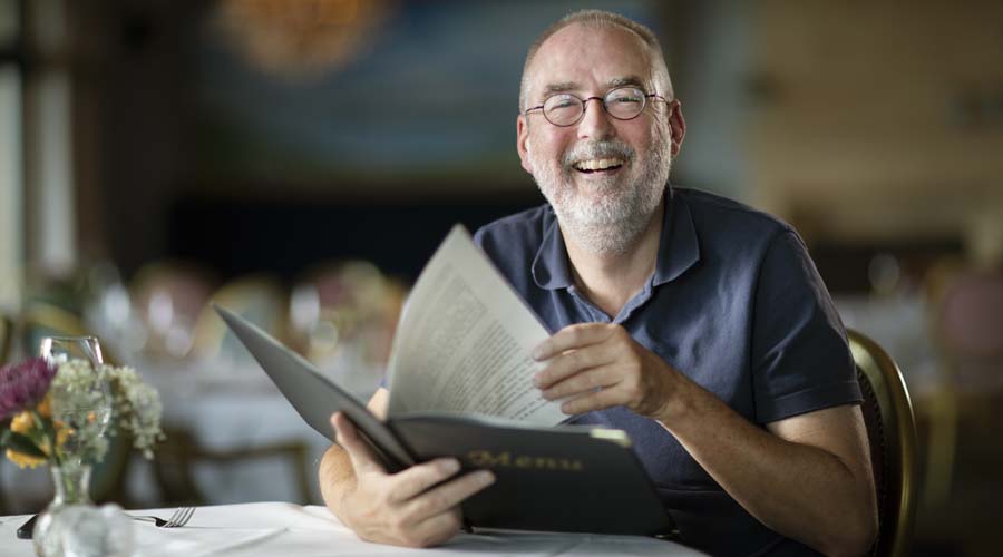 De Nationale Voorleeslunch 2023 van Ronald Giphart: 'De Reünie' - MAX ...