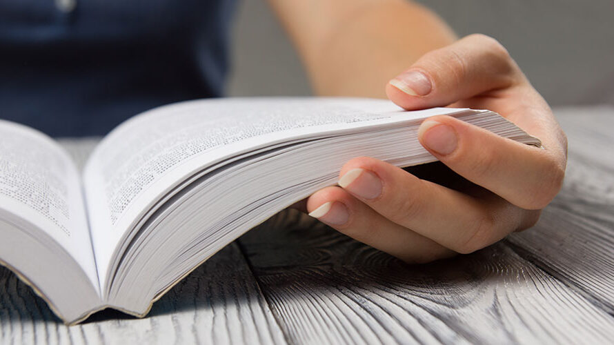 Een paperback boek lezen, zonder de rug te knakken? Zo lukt dat - MAX ...