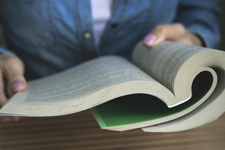 Een paperback boek lezen, zonder de rug te knakken? Zo lukt dat - MAX ...