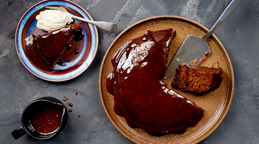 Sticky toffee cake met butterscotchsaus van Rutger - MAX Vandaag