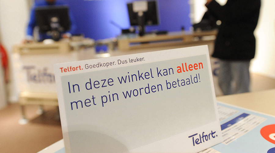 Cash-only of pin-only: mogen winkels pinbetalingen of contant geld ...