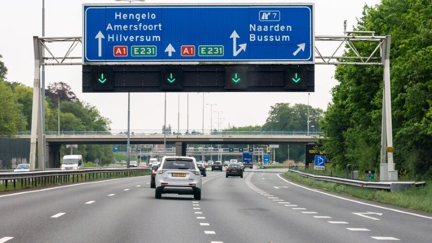 Veilig invoegen met de auto: meteen naar links of zo lang mogelijk op ...