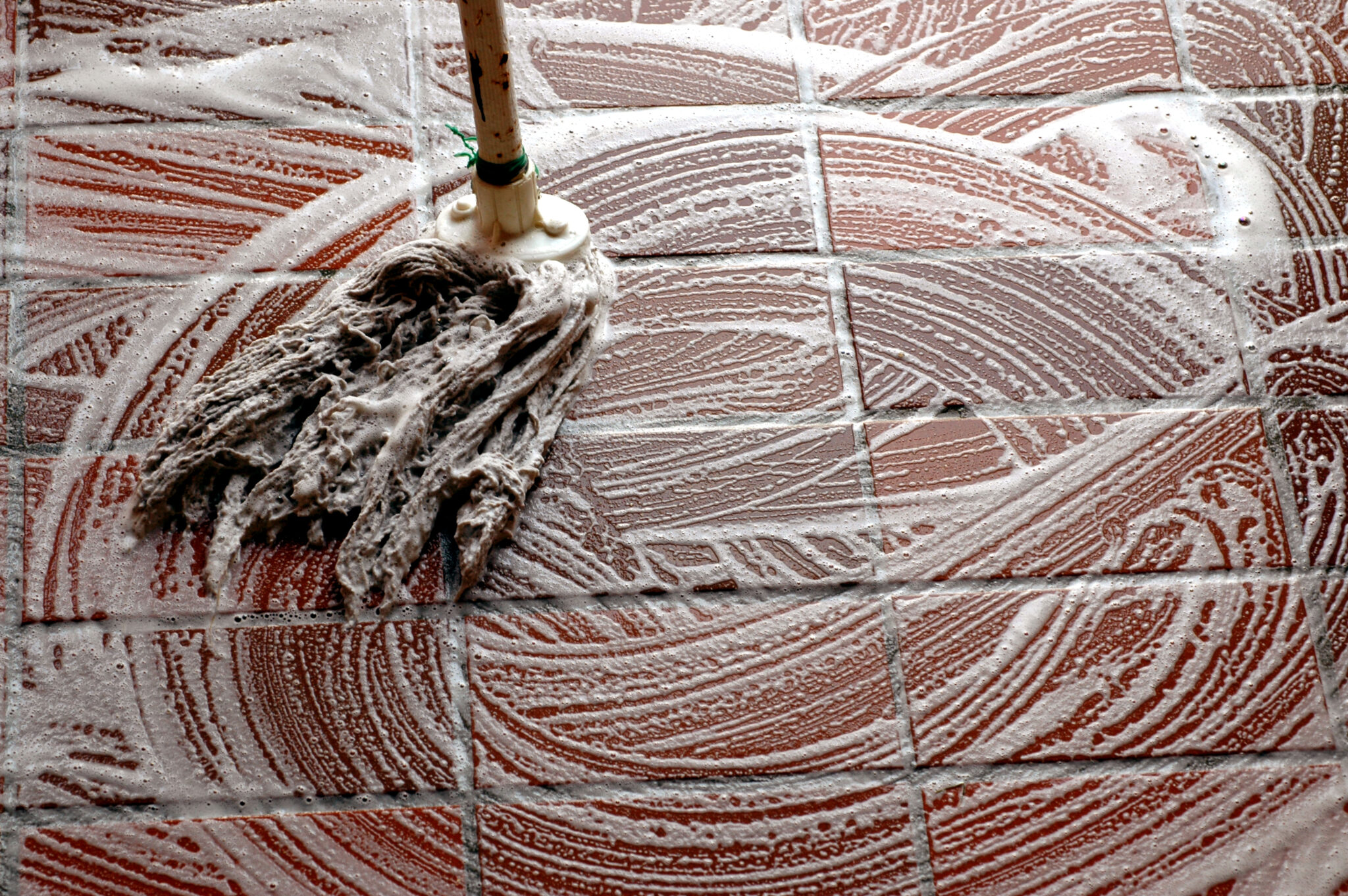 12 tips voor streeploos en effectief dweilen - MAX Vandaag