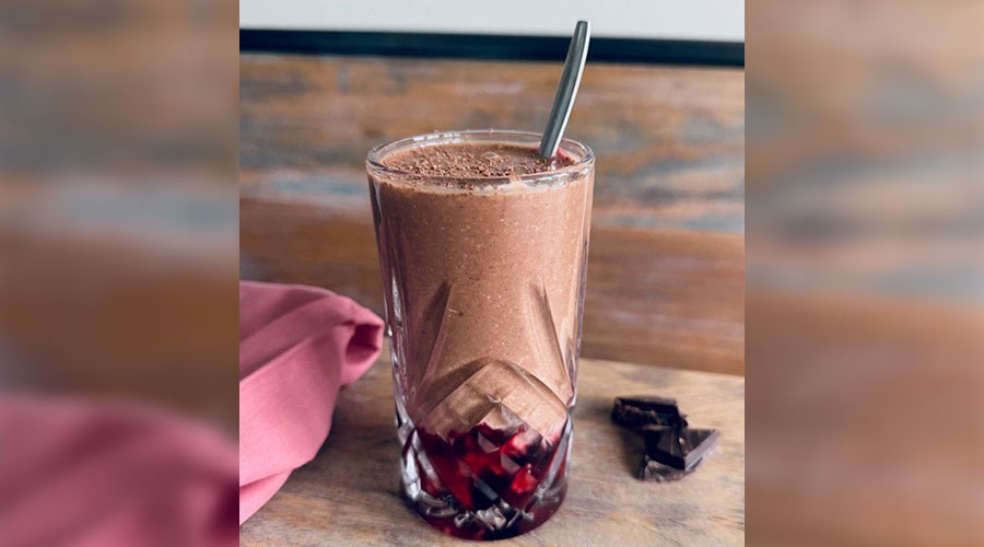 Koken met Sandra: chocolade milkshake met rood fruit - MAX Vandaag