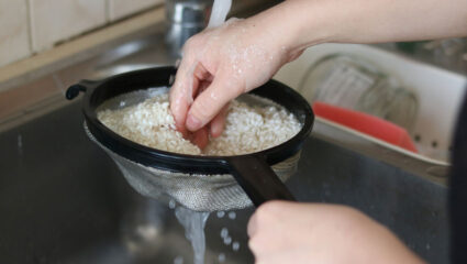 Zet een kommetje rijst in de kledingkast om muffe geurtjes te voorkomen ...