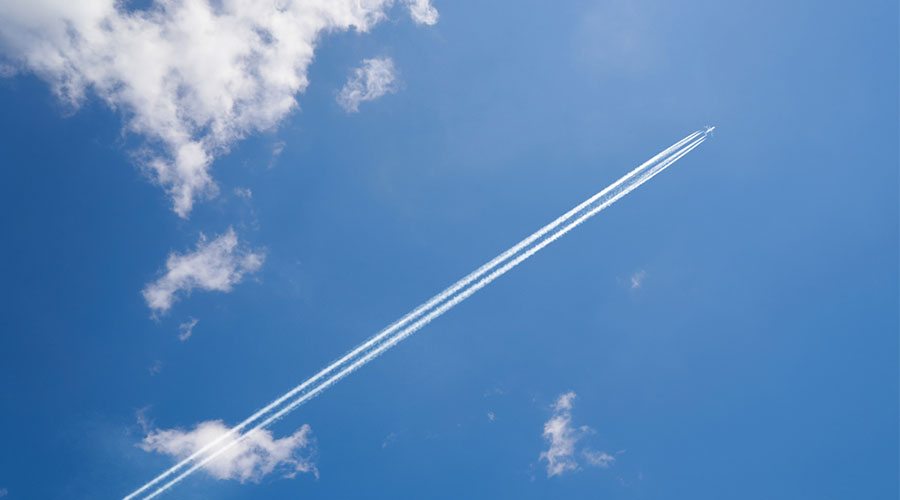 Waarom zijn er soms witte strepen achter een vliegtuig te zien? - MAX ...