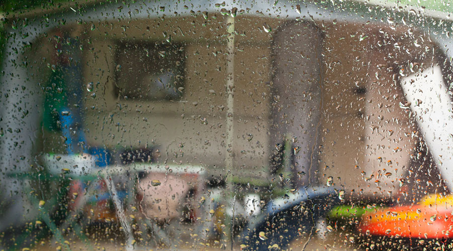 10 tips bij kamperen in de regen - MAX Vandaag