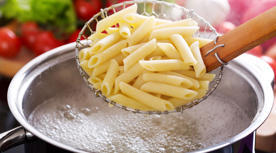 Wel of niet zout en olie toevoegen tijdens het koken van pasta? - MAX ...