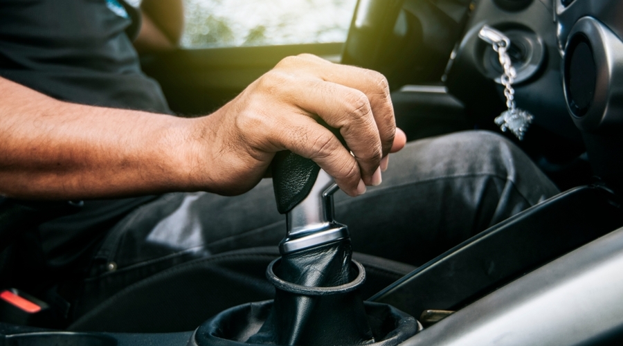 Gaat de handgeschakelde auto verdwijnen? - MAX Vandaag