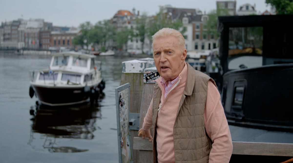 Denkend aan Holland: Janny aan het roer van de boot - MAX Vandaag
