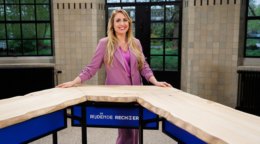 De Rijdende Rechter-presentator Mascha de Rooij: ‘Er zit vaak veel meer ...