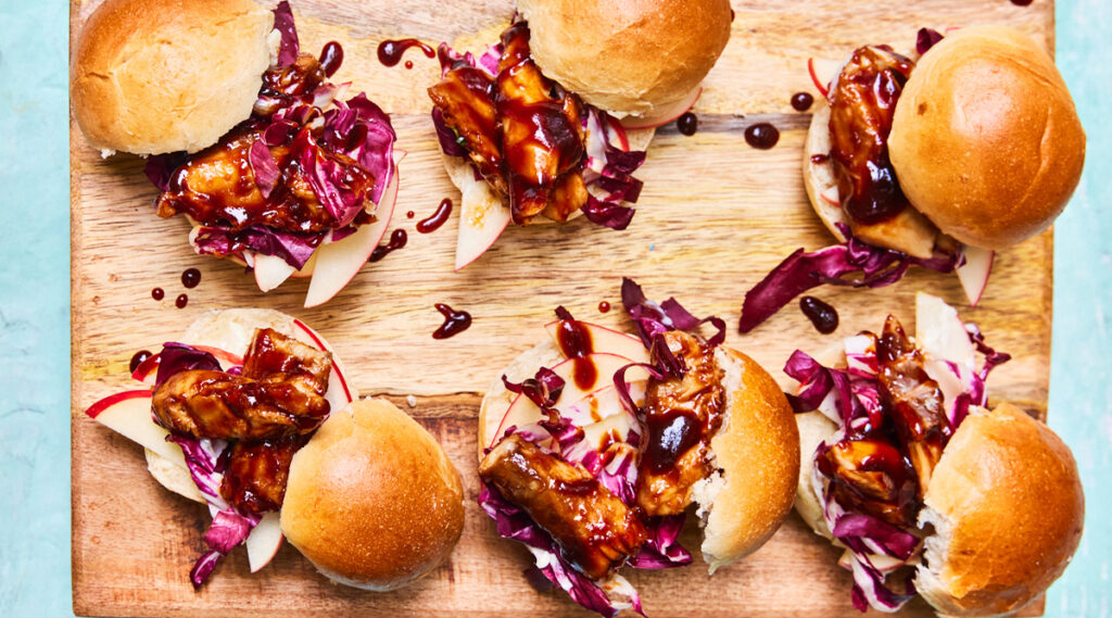 Sliders met gelakte horsmakreel en limoenmayonaise van Bart van Olphen ...