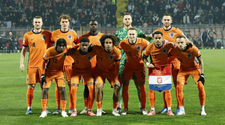 Hoe zit het? Waarom speelt het Nederlands elftal in oranje shirts ...