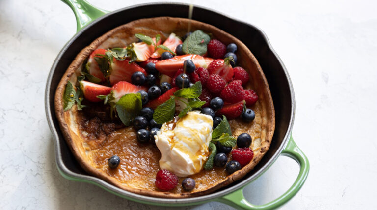 Koken met Sandra: Dutch baby met rood fruit - MAX Vandaag