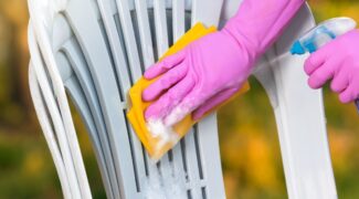 Vergeeld plastic (tuinmeubel)? Zo krijgt u het weer stralend schoon ...