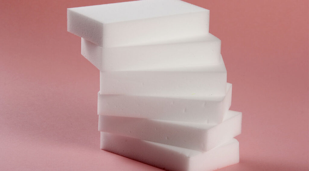 Hoe werkt een melamine spons, ook wel wonderspons genoemd? - MAX Vandaag