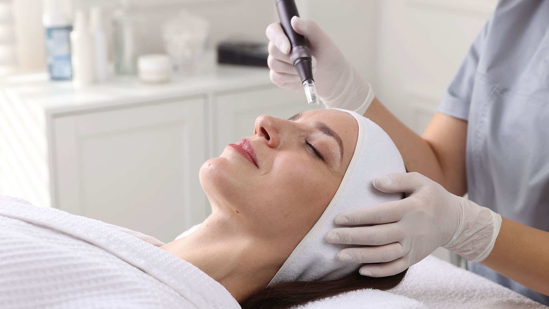 Wat is microneedling en wat kan het voor uw (verouderde) huid doen ...