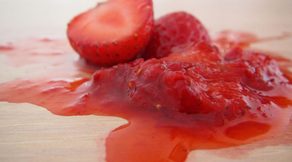 Hoe zijn vlekken van rood fruit het best te verwijderen? - MAX Vandaag