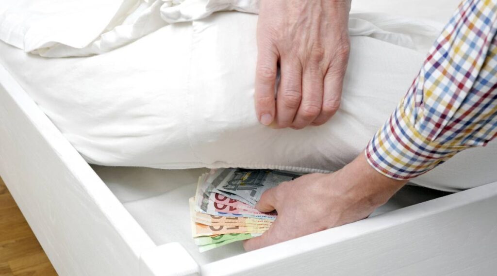 Hoeveel contant geld mag u in huis hebben? - MAX Vandaag