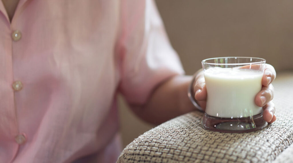 Helpt warme melk om beter te slapen? - MAX Vandaag